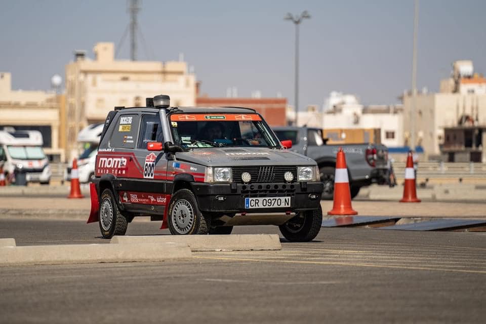 FIAT Panda 4x4 alla Dakar Classic - Un po' di italia nel deserto arabo ...
